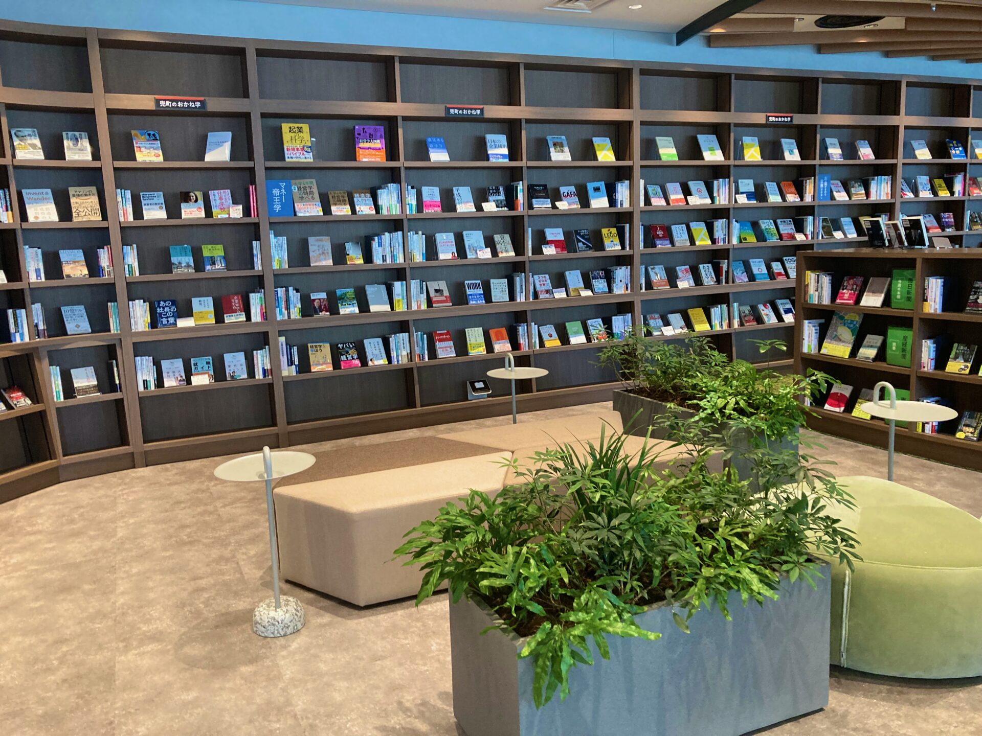 東京 茅場町にあるブックラウンジ「Kable」(カブル)をレビュー | 凪の暮らし